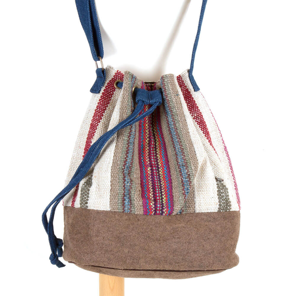 Beuteltasche aus Peru mit Tragegurt und Tunnelzug, weiß rot blau